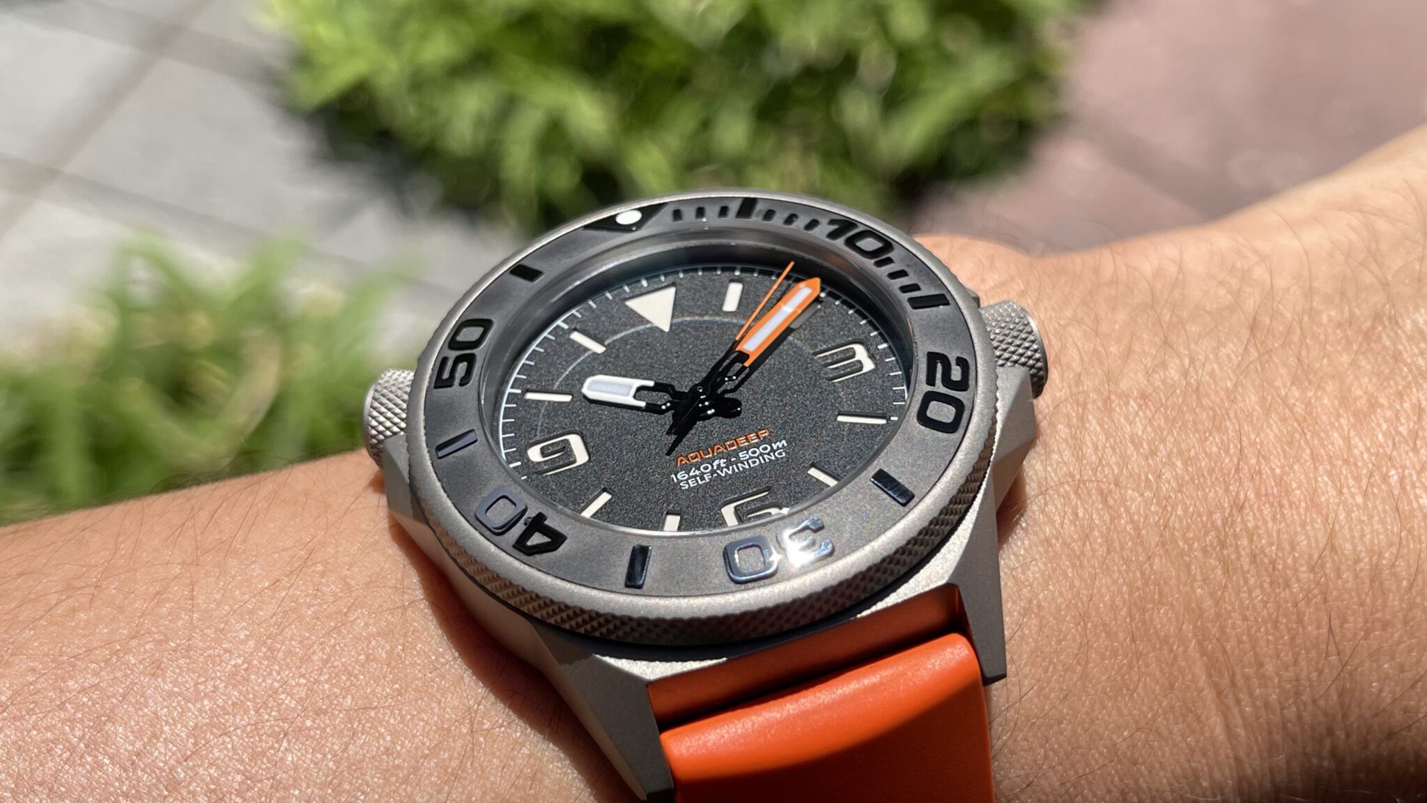 【これが6万円台!?】UNDONE（アンダーン）の500mダイバーズウォッチ AQUADEEP SIGNAL ORANGEをレビュー - 腕 ...